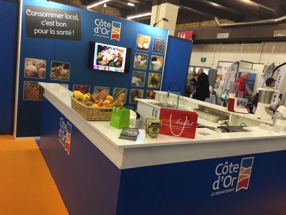 Fond de stand en tissu et logo en adhésifs | Impression Tissu Grand Format